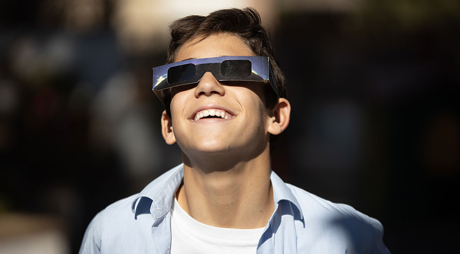 Turn around, bright eyes. Here’s how to see the eclipse and protect ...